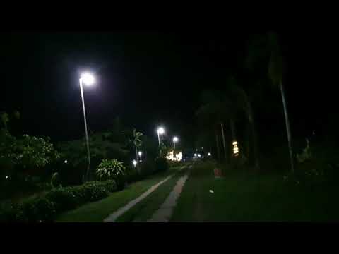 Lampu dan jalan diwaktu malam. gelap dan terang cahaya keindahan