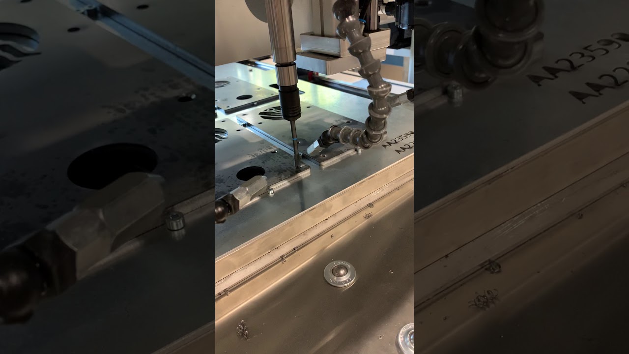 Met de MT1212 van CoastOne automatisch tappen M8 - YouTube