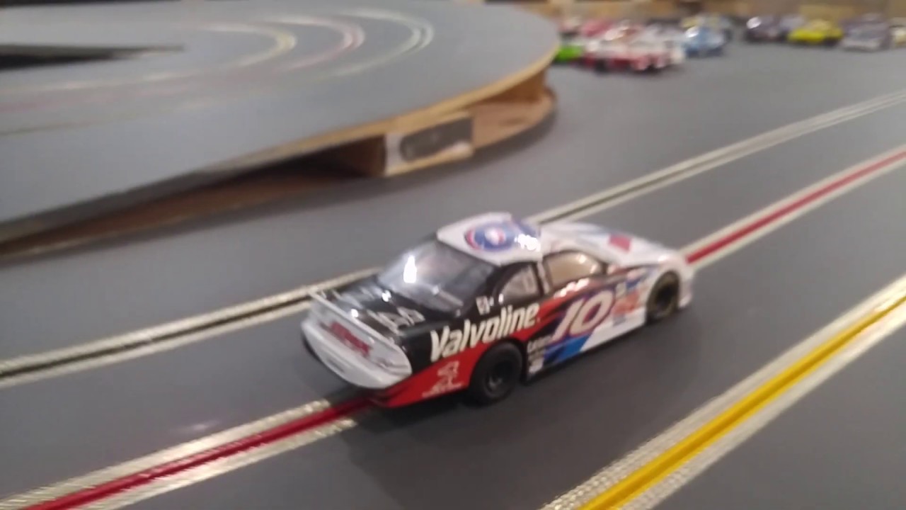 Scalextric Pontiac Nascar on Circuit des Appalaches - YouTube