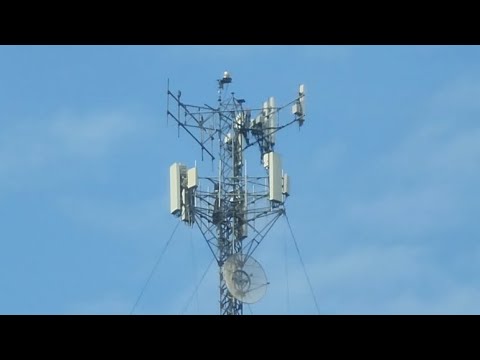 A cool guyed cell tower with an FH-308 beacon - YouTube