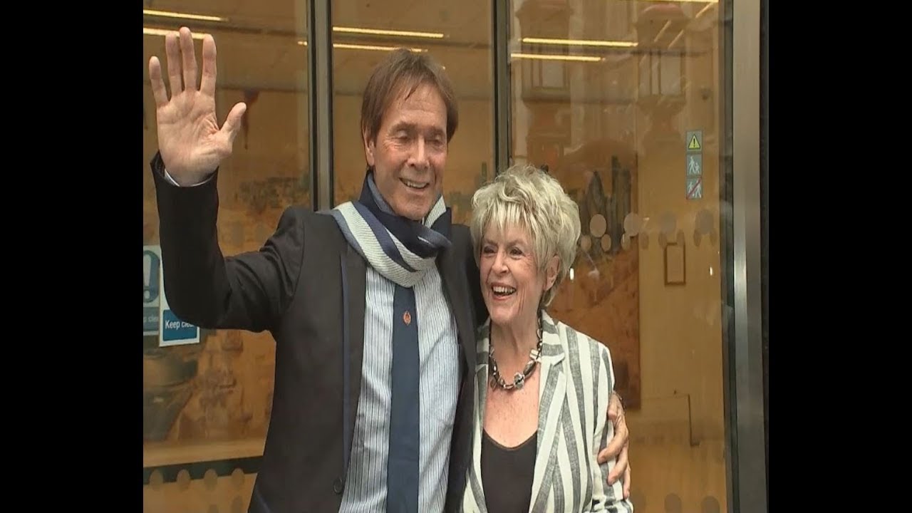 Sir Cliff in tears during BBC court battle - YouTube