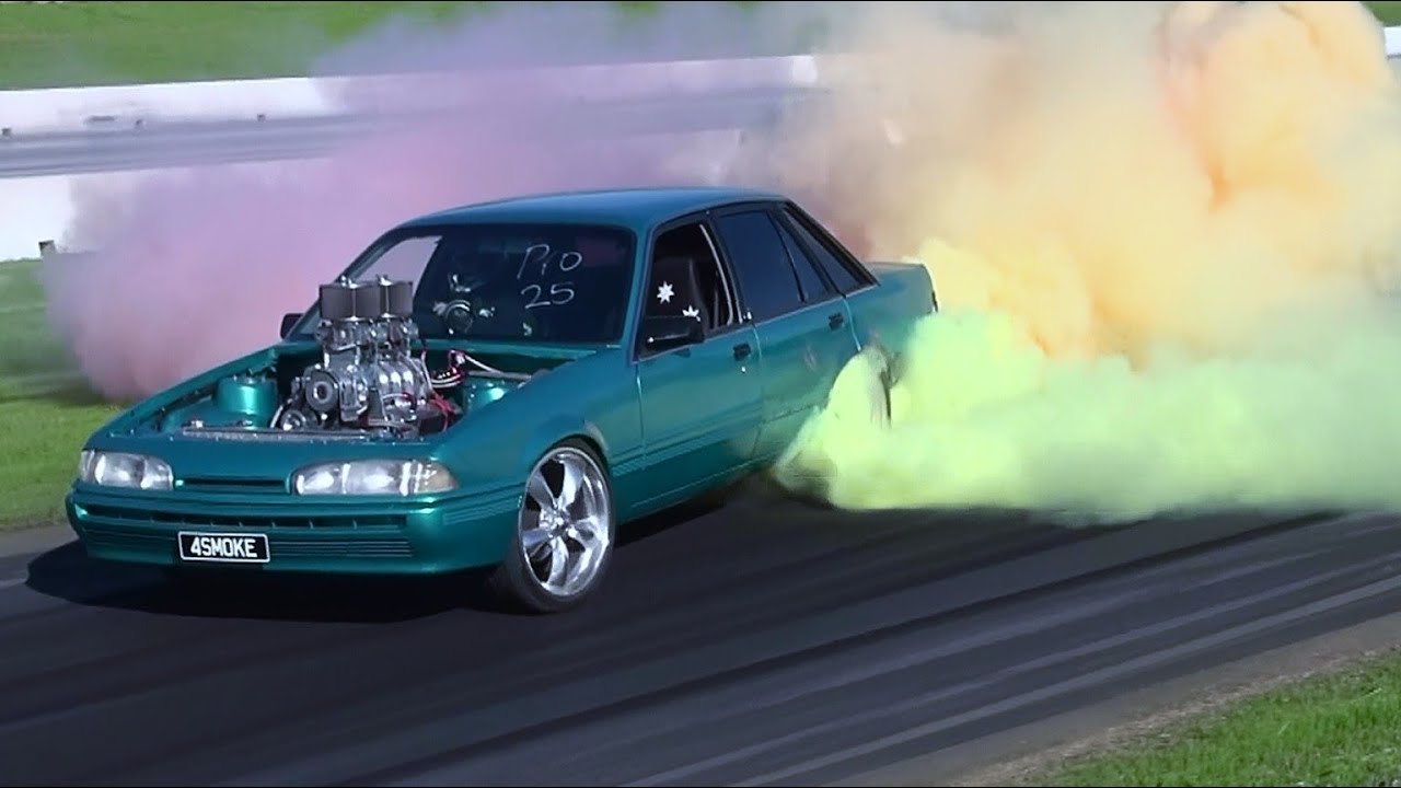 4SMOKE BLOWN V8 COMMODORE AT GOOD FRYDAY BURNOUTS SYDNEY DRAGWAY 18.4. ...