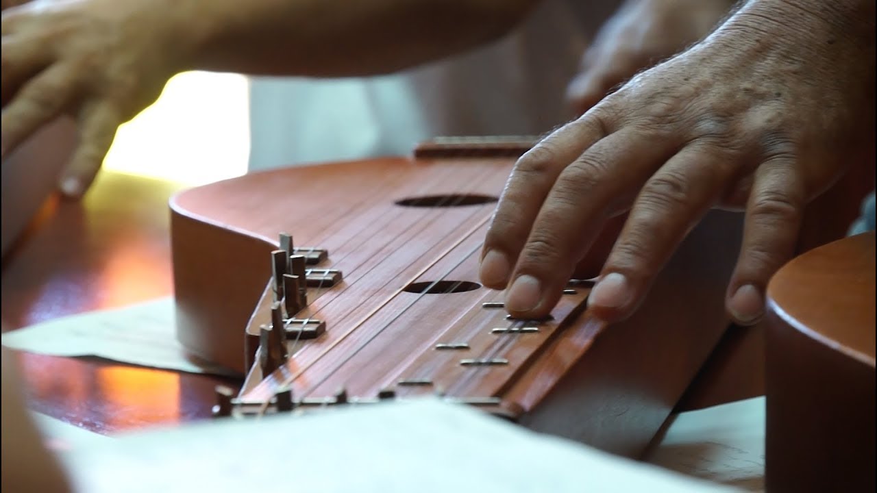 Újra népszerű hangszer a citera - YouTube
