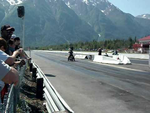 drag racing the nightster - YouTube