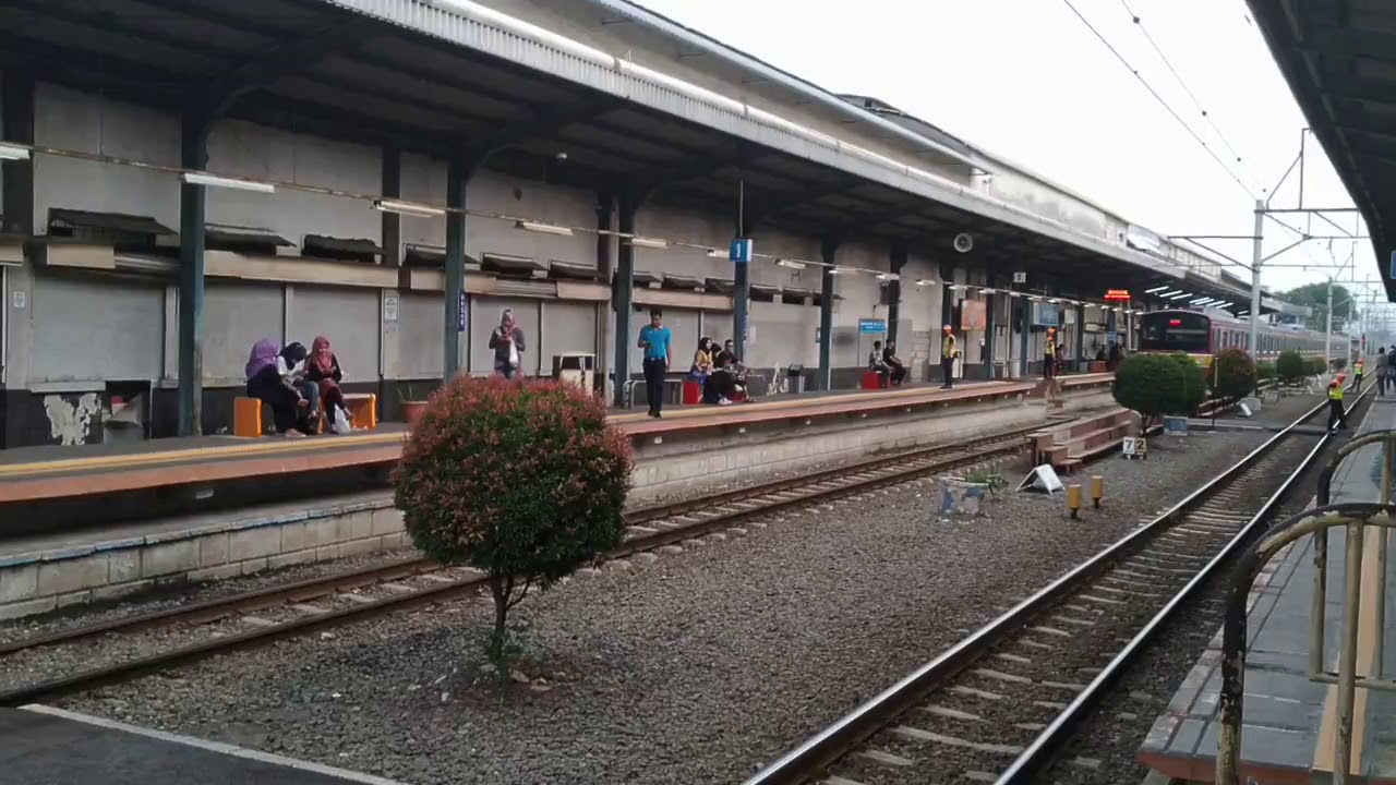 KRL Commuterline Kereta Api Indonesia - Stasiun Angke Jakarta - YouTube