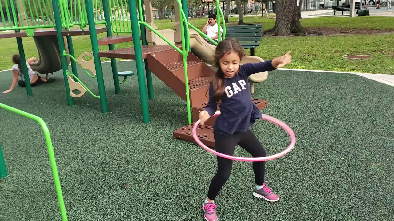Niña bailando el hula hula Isabella Medina - YouTube