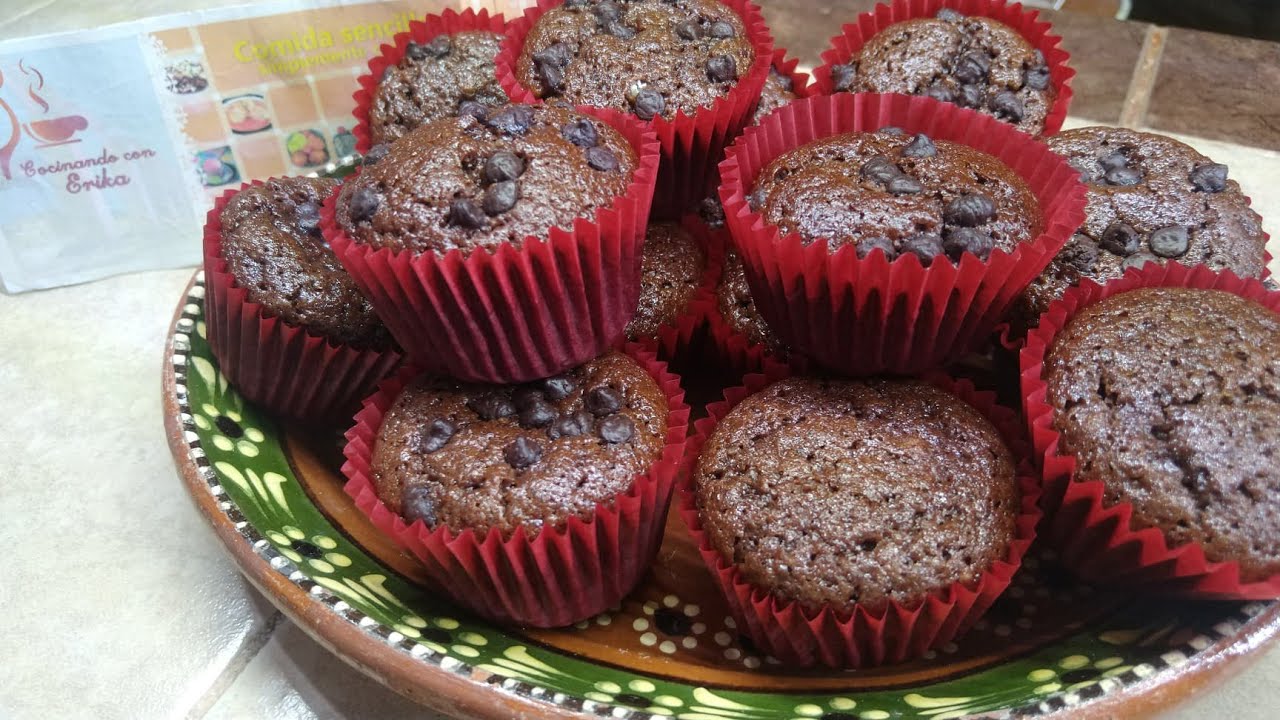 CUPCAKES DE CHOCOLATE HÚMEDOS🌸COCINANDO CON ERIKA 🌸 - YouTube
