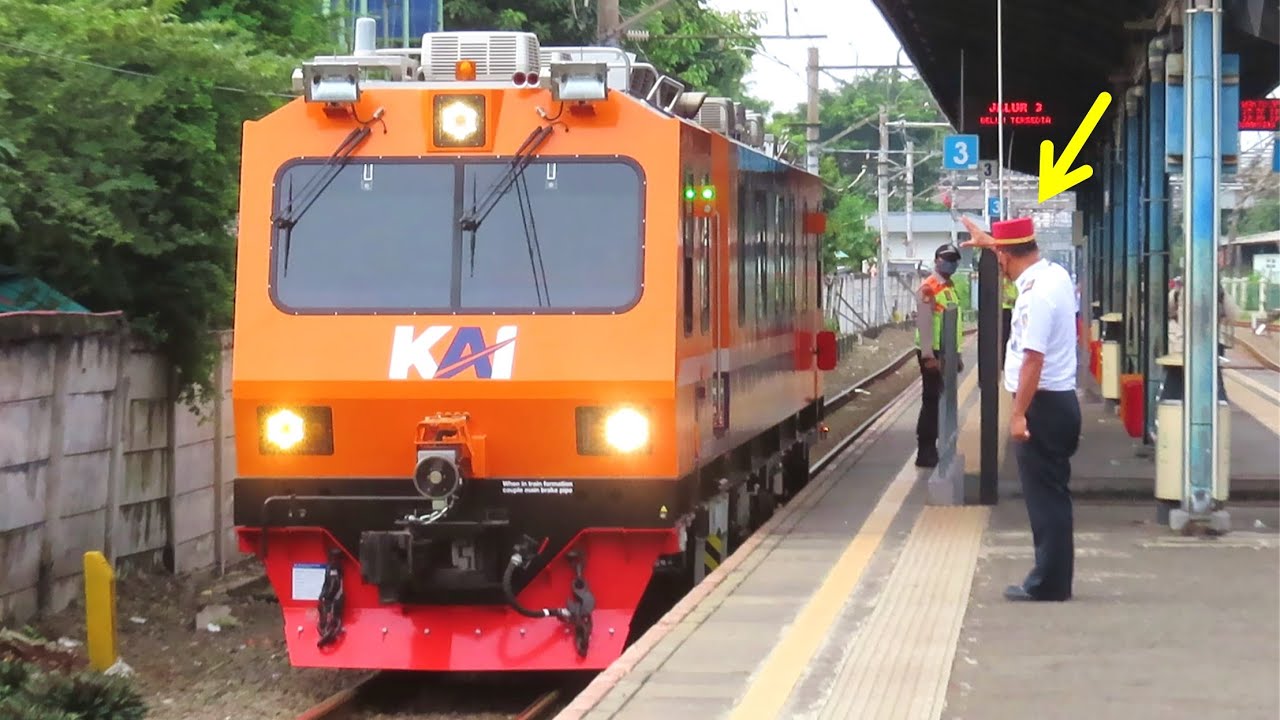 RAMAINYA KRL LIVERY BARU 2023 Saat Kereta Api Langka Melintas ...