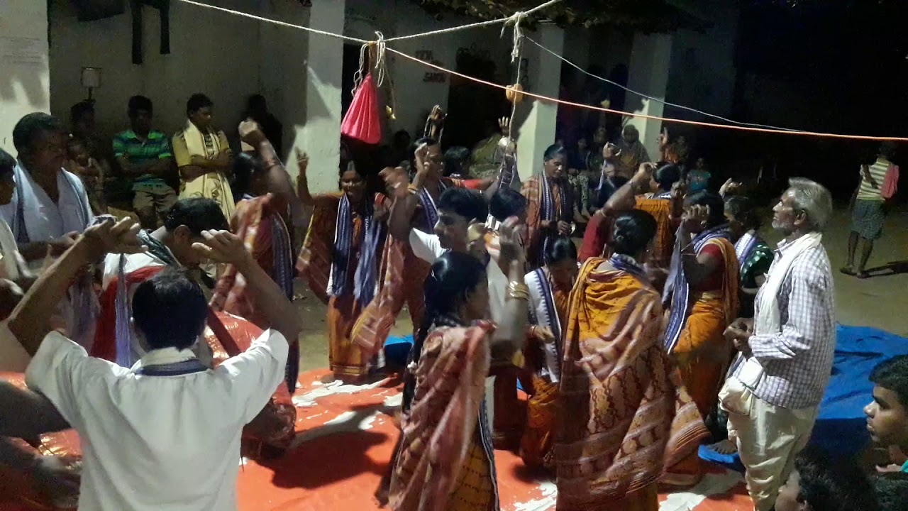 Ledis kirtan julunda bate batee jauthili dekhili mayura - YouTube