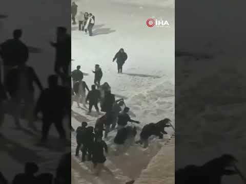 Kar altında kalan kızı kurtarmak için zamanla yarıştılar