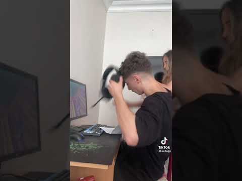 Tuğba eroğlu kardeşine şaka yaptı