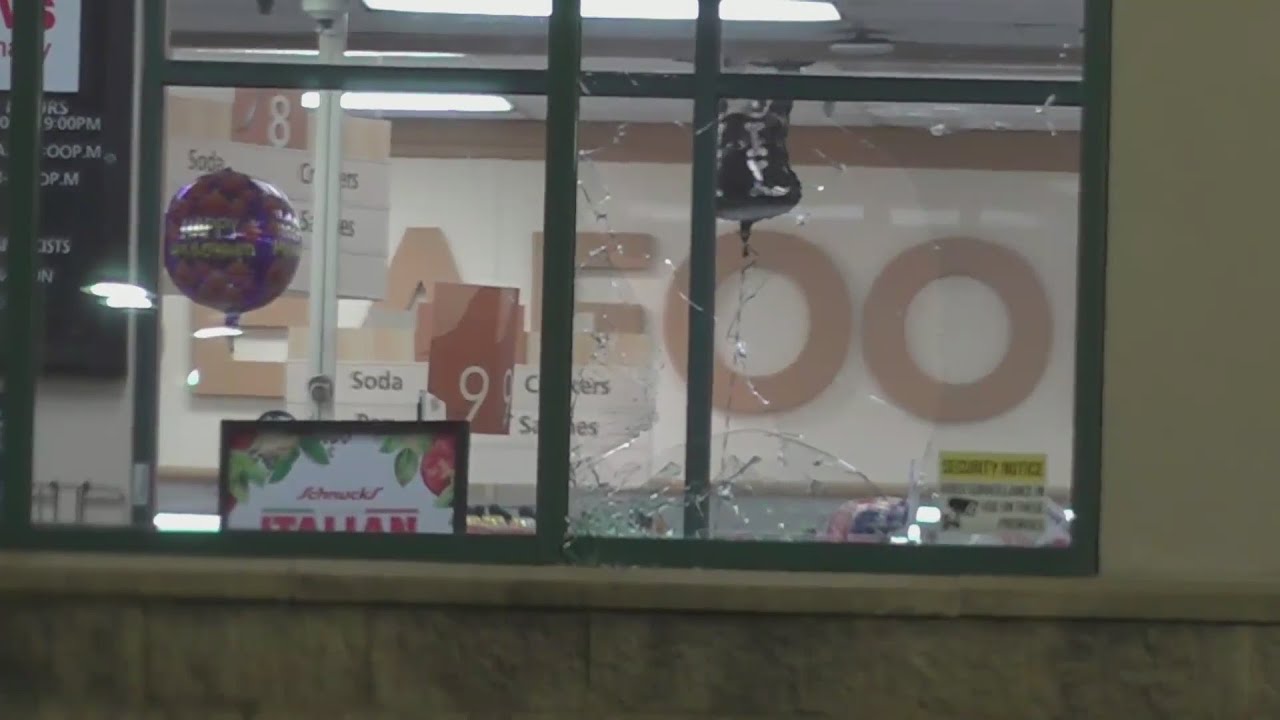 Window smashing at Schnucks in south St. Louis City - YouTube