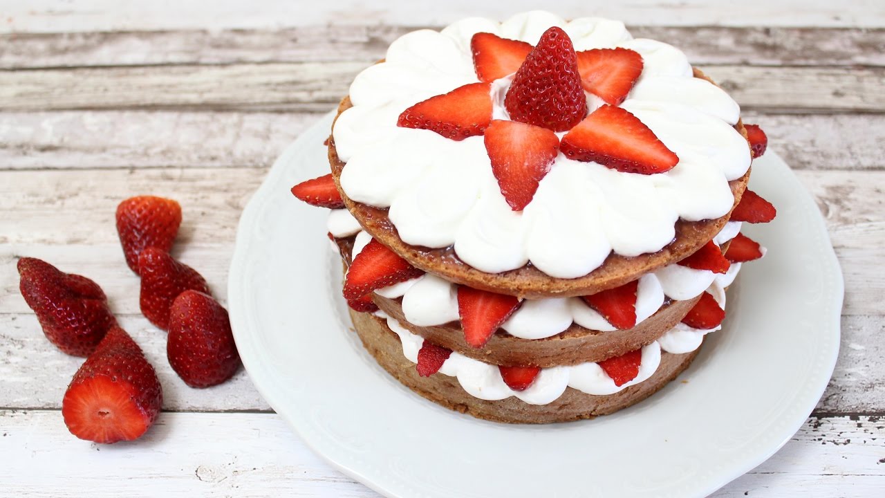 TORTA FRAGOLOSA | panna, fragole e marmellata | strawberry cake - YouTube