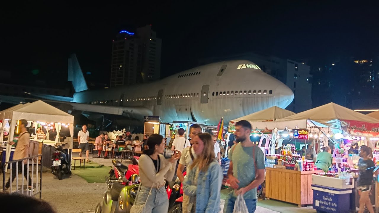 Runway night Market Pattaya Thailand - YouTube