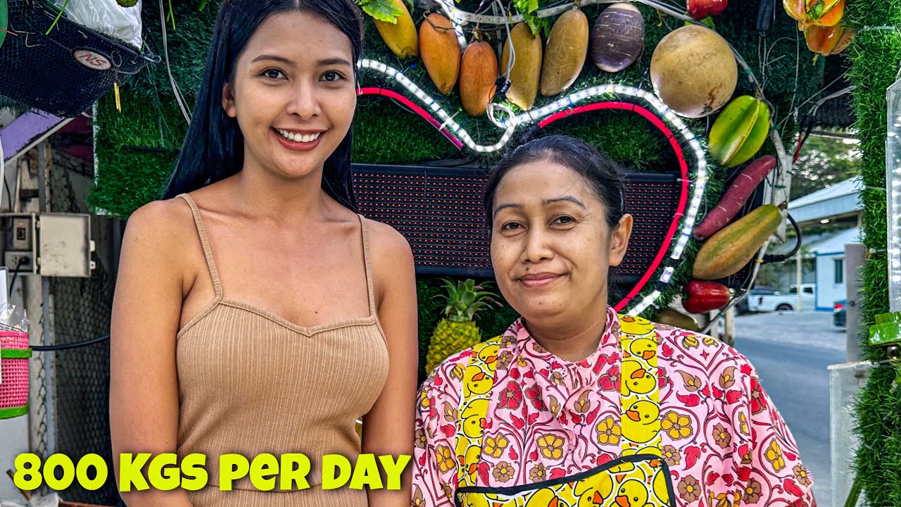 QUEEN OF FRUIT IN THAILAND 🇹🇭 Thai Lady Sells 800kg of CUT FRUIT Per ...