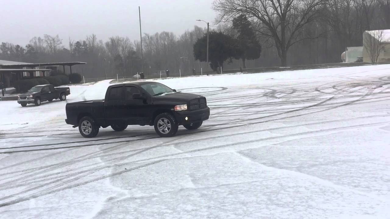 Some more fun in the snow/ice!! 4x4 trucks - YouTube