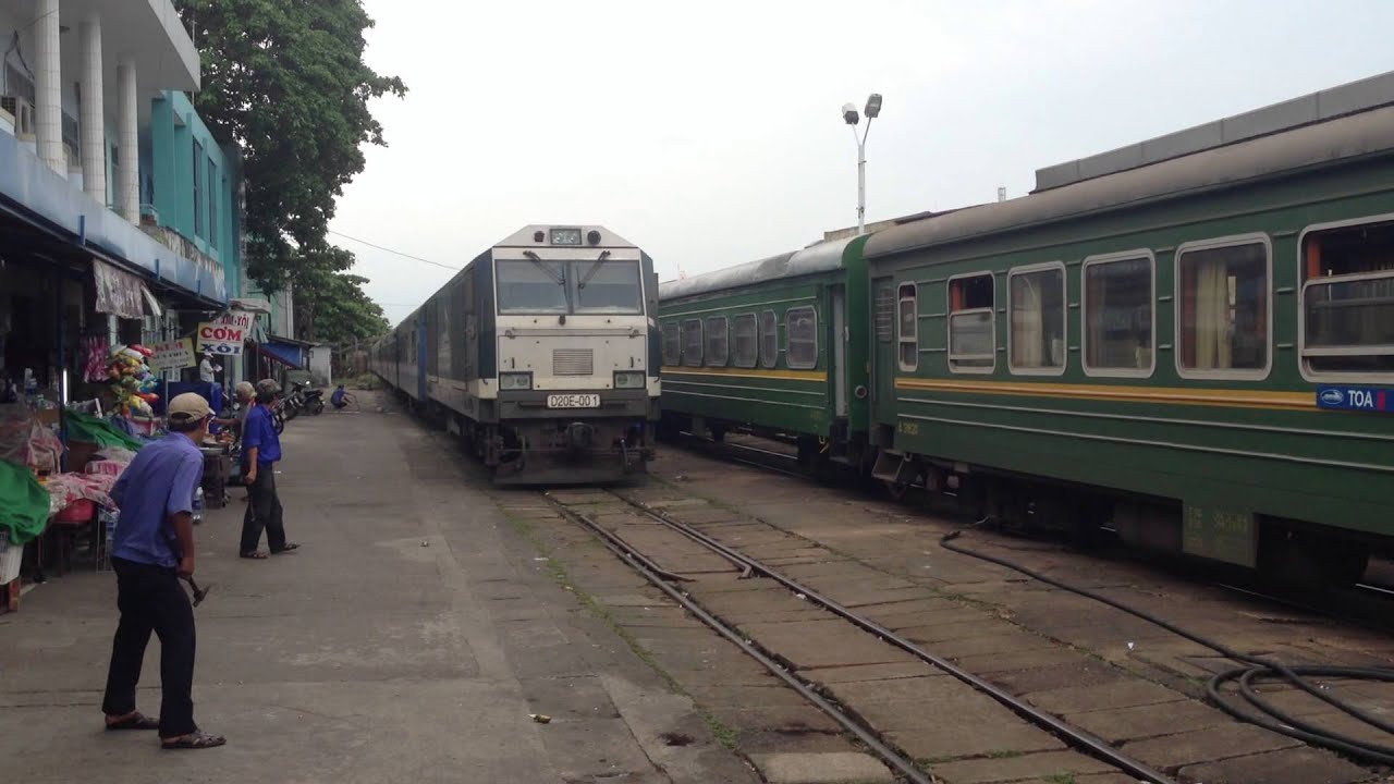 Vietnam Railways D20E-001 pull SE4 to Đà Nẵng Railway Station (29/04 ...