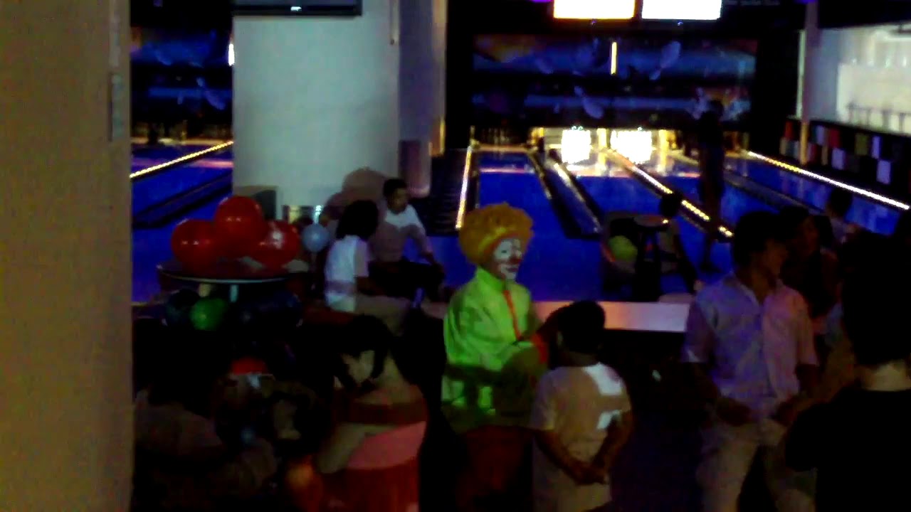 Payasos Pinta Caritas en Magno Bowl - YouTube