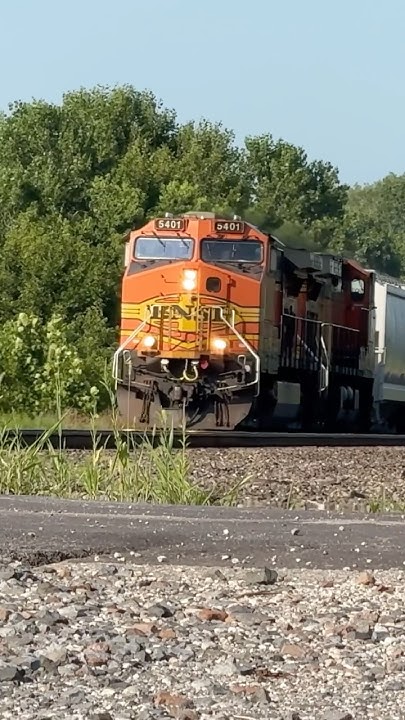 BNSF Manifest train led my BNSF Dash 9 duo! #bnsftrains #bnsfrailway #bnsf - YouTube