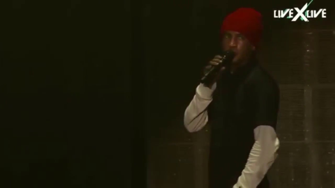 Tyler falling at concert - YouTube