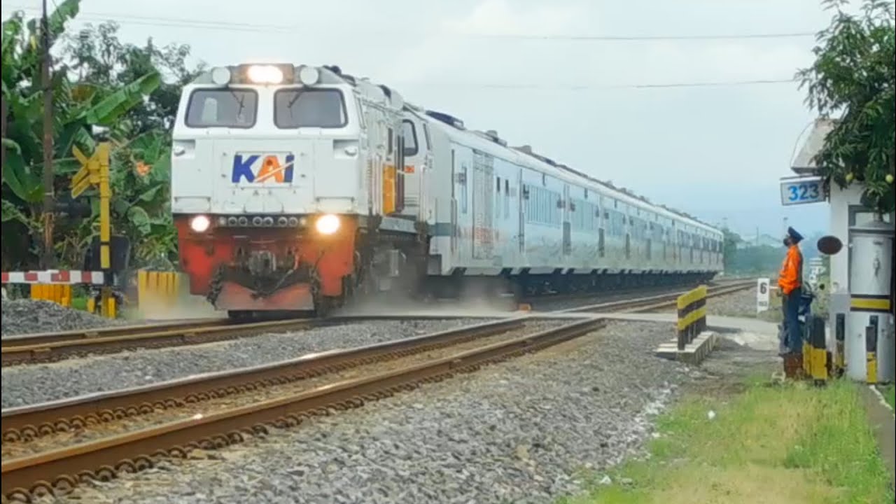 HUNTING KERETA API Di Perlintasan Palang Pintu Kereta Api JPL 323 - YouTube