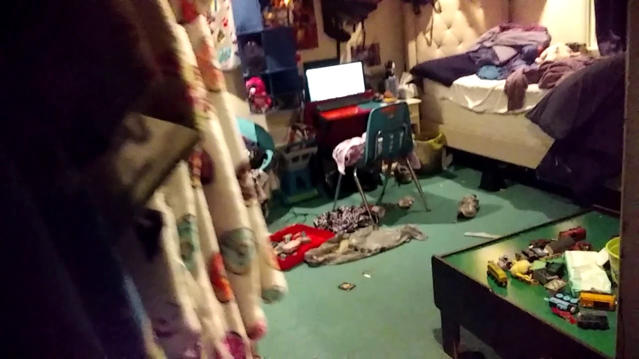 Cringy room tour - YouTube