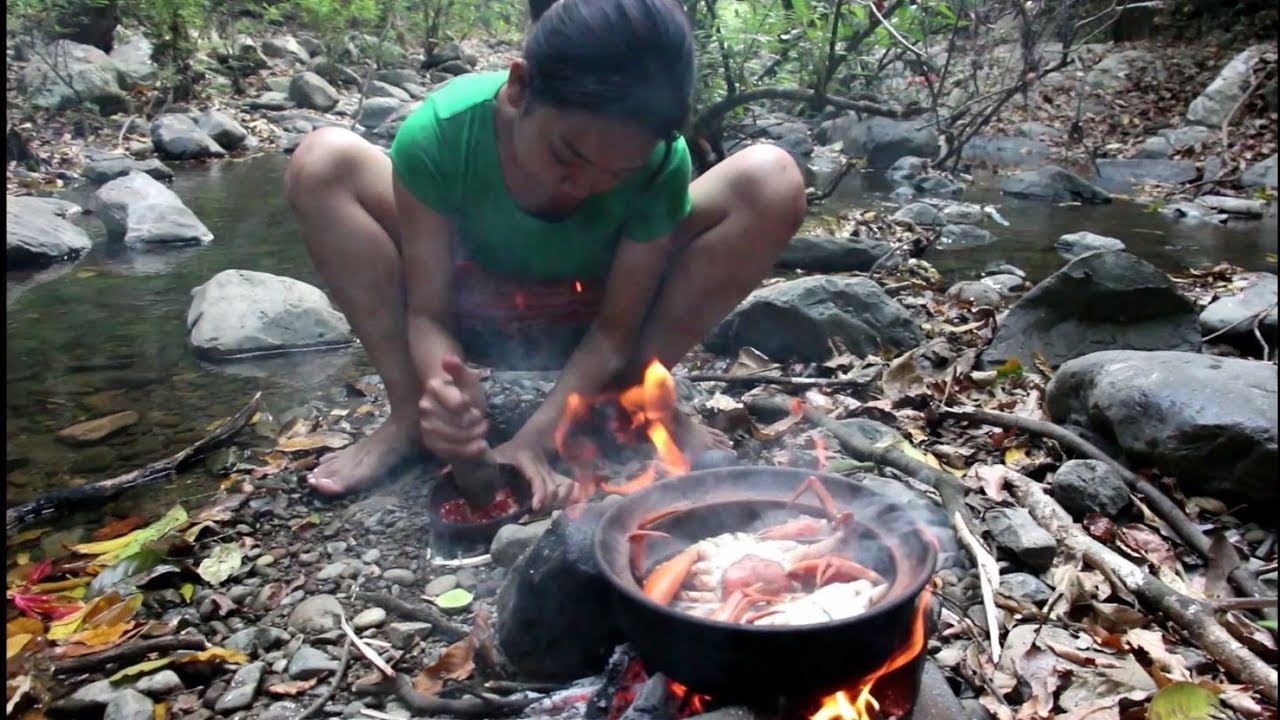 survival skill cooking : cooking crabs in for rest by girl.special food ...