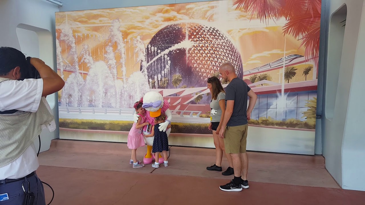 Meeting Daisy Duck at Epcot, Walt Disney World - August 2018 - YouTube
