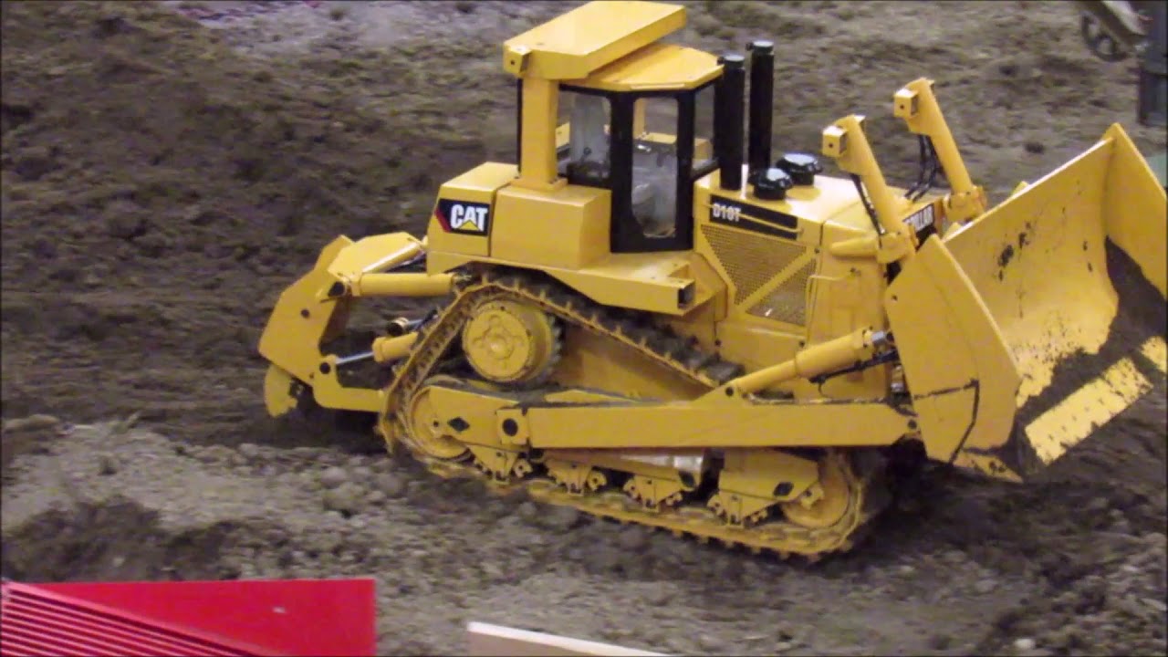 AWESOME R/C Caterpillar Dozer D10T Rips Dirt and Pushes - YouTube