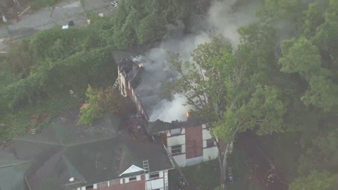 Crews work to put out large apartment fire in northwest Atlanta - YouTube