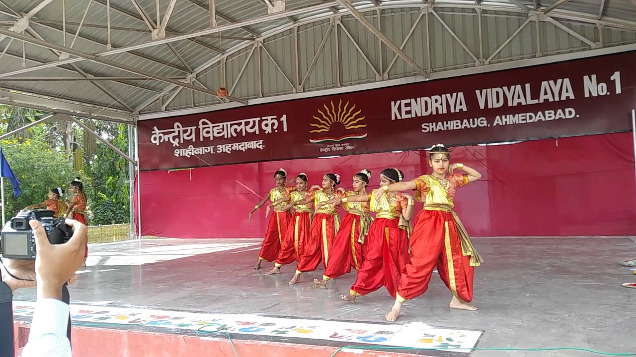 Anushka in dance competition at school - YouTube