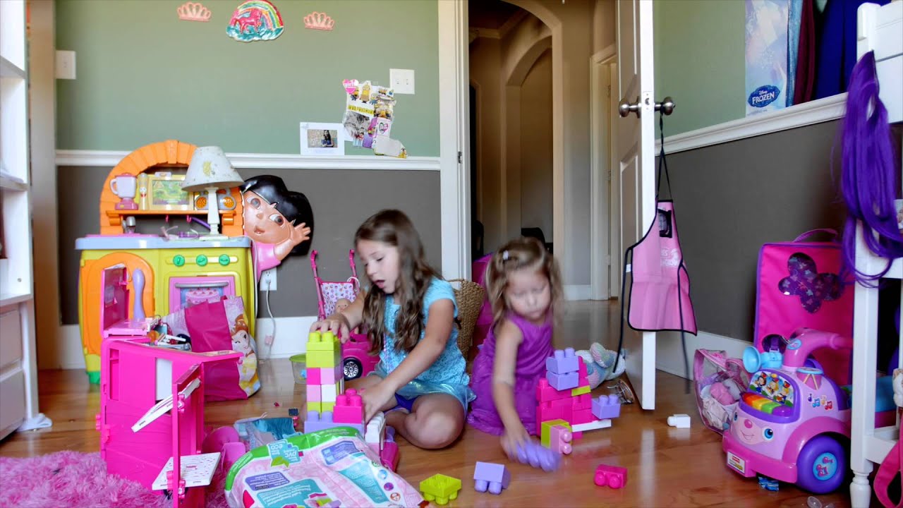 Timelapse Girls Playing with Legos - YouTube