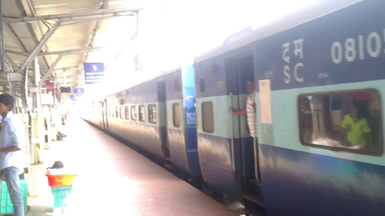 Chennai To Howrah Mail at Rajahmundry Station - YouTube