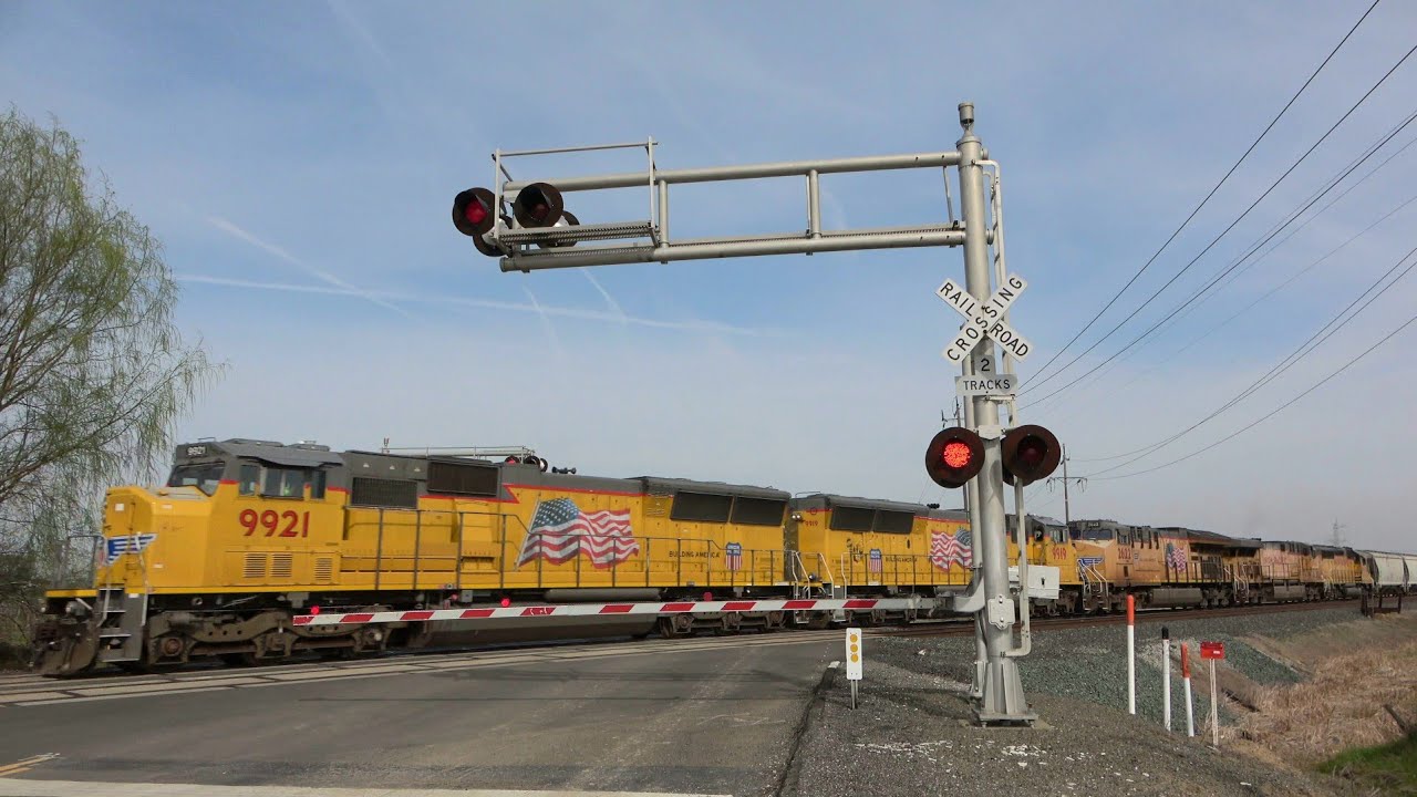 UP 9921 Manifest With GP40-2 West, Fox Rd. Railroad Crossing, Dixon CA ...