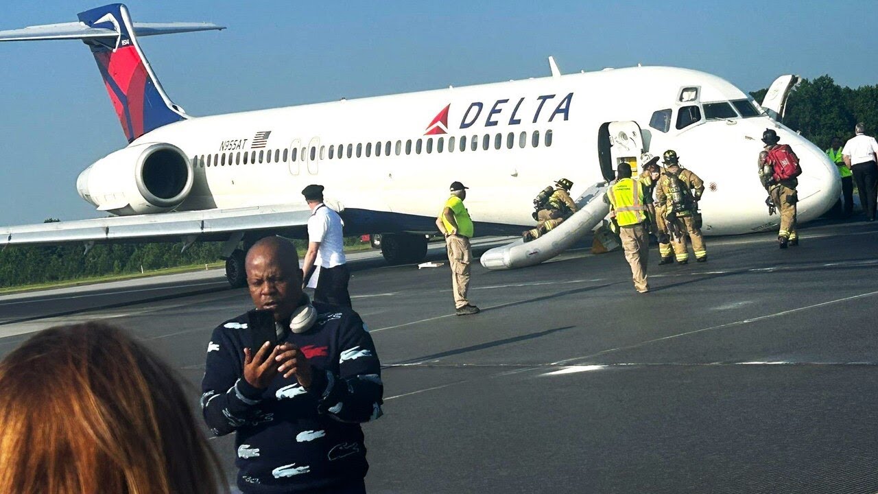 Atlanta Delta flight makes emergency landing - YouTube