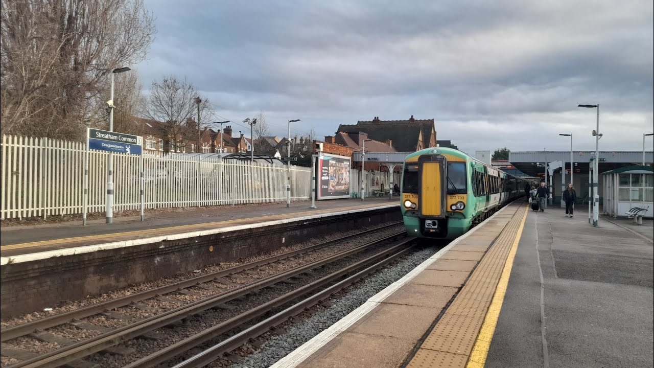 Southern Class 377 passing Streatham Common- 21/12/2022 - YouTube