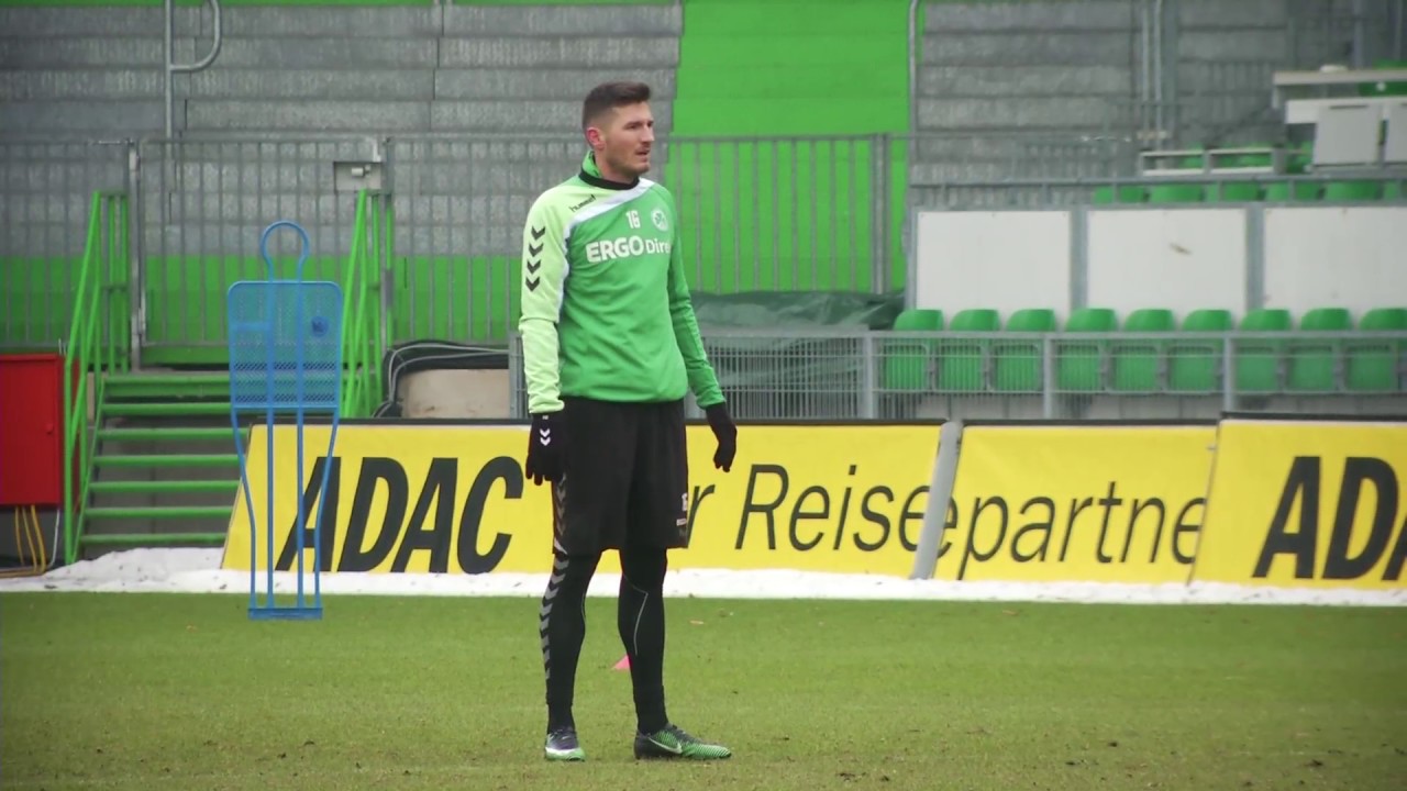 Der erste Trainingstag von Neuzugang Ádám Pintér - YouTube