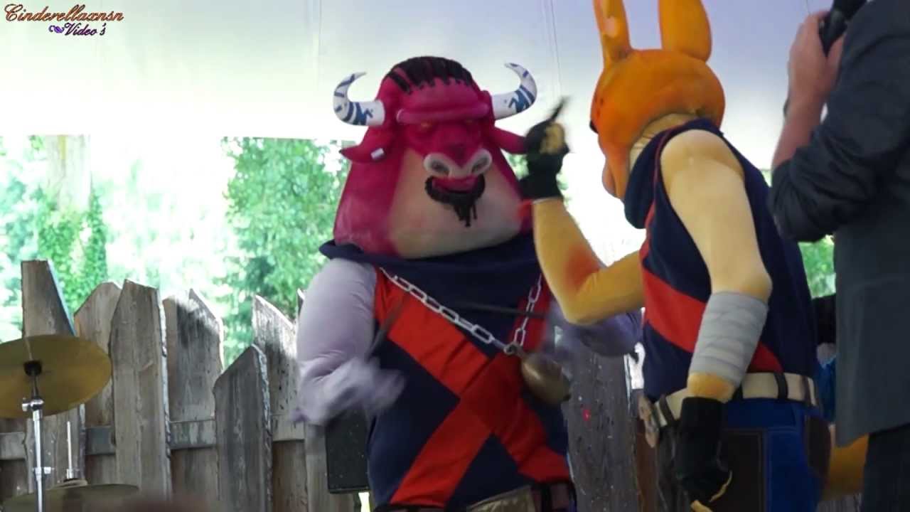 Straatshow van The SkunX, Walibi Holland 13 Juli 2013 - YouTube
