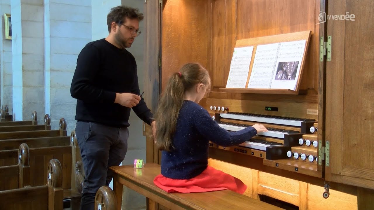La nouvelle génération d'organistes en répétition à Vouvant - YouTube