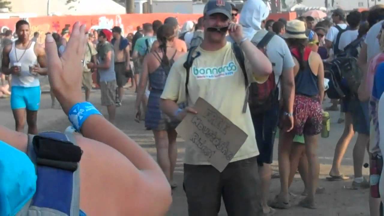 Funny guy tripping at Bonnaroo - YouTube