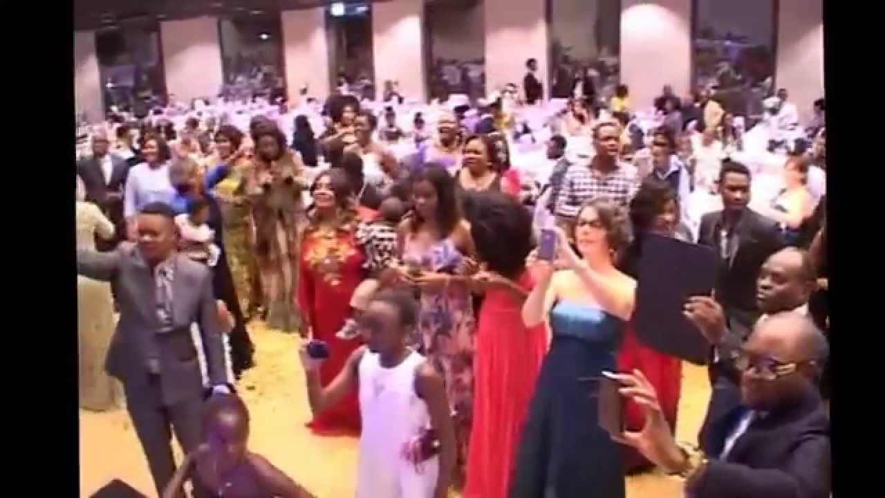 Maman Sarah Lonji, Act1 en Suisse, louant Dieu lors de 25 ans de ...