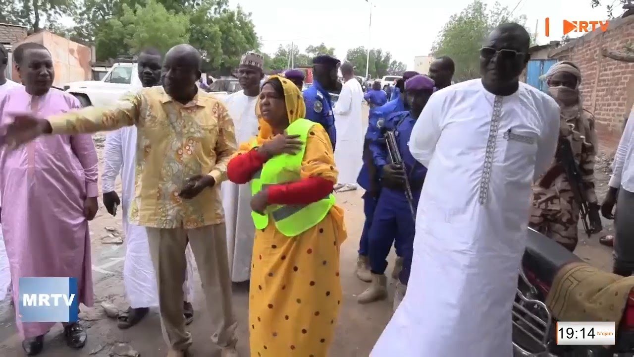 SOCIÉTÉ - Visite de la Mairie de N'Djamena dans un quartier inondé ...