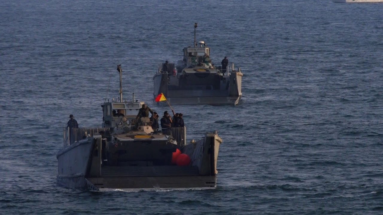 Indian Navy Marine commandos demonstrate battle preparedness - YouTube