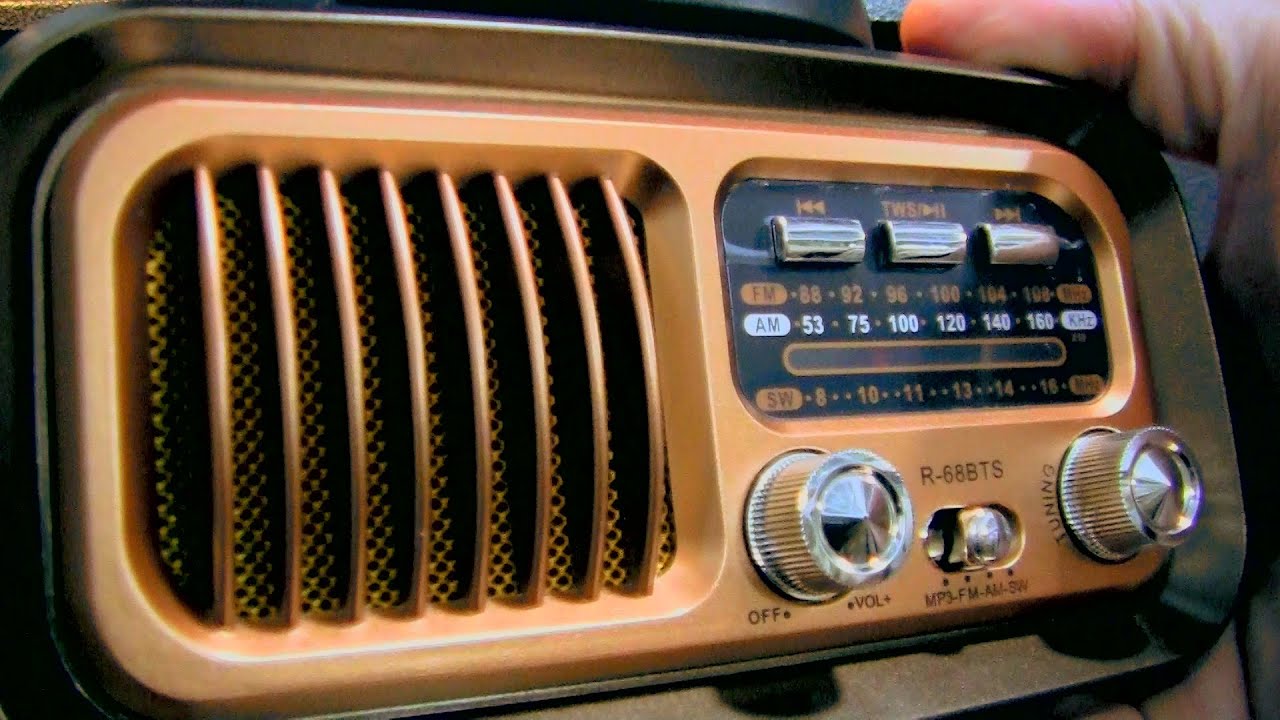 My favorite VINTAGE BEDSIDE RADIO: R-68BTS SOLAR PANEL RECHARGEABLE ...