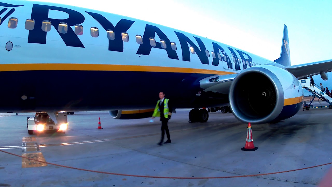 Boarding Ryanair Boeing 737 at Birmingham International - YouTube