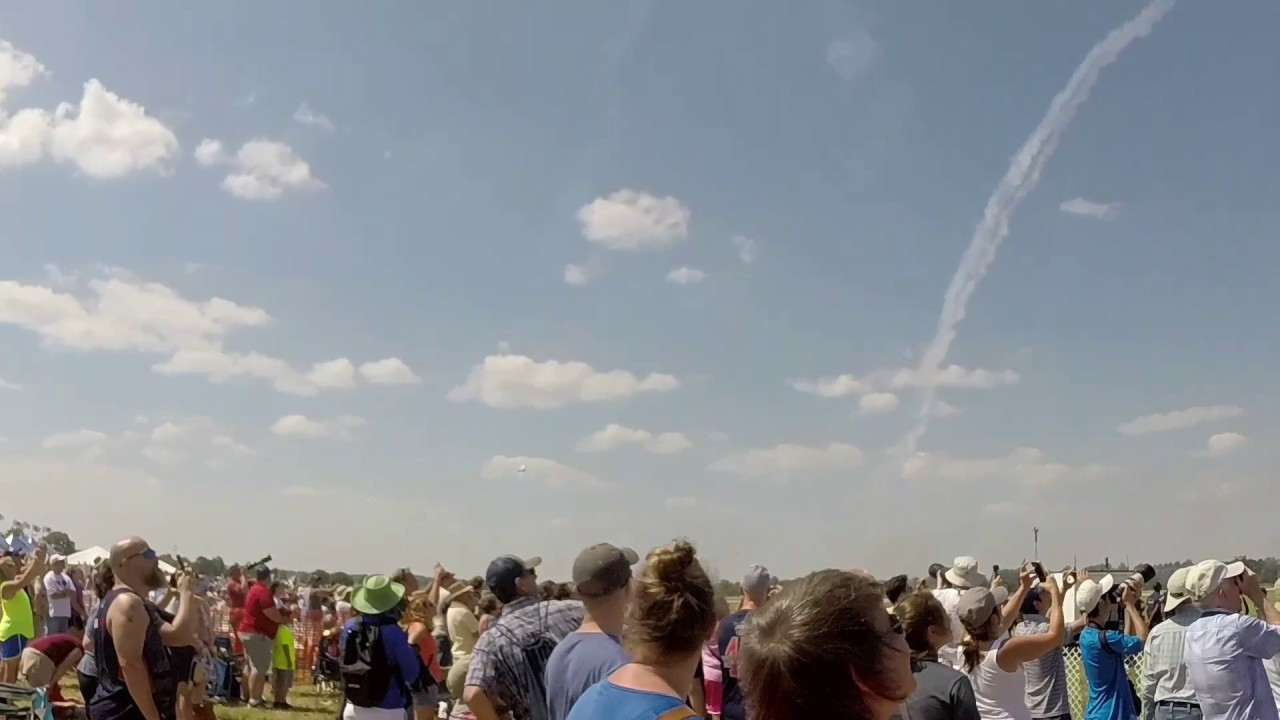 Thunderbirds Sneak pass Scott AFB Air Show 2017 - YouTube