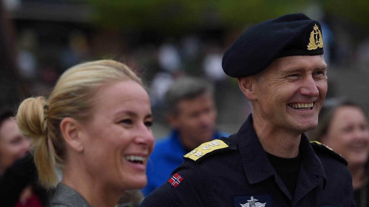 Draken Harald Harfagre sails into Washington D.C. - YouTube