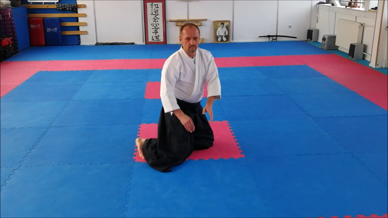 Aikido Taisabaki (movement) shikko (kneewalking) - YouTube