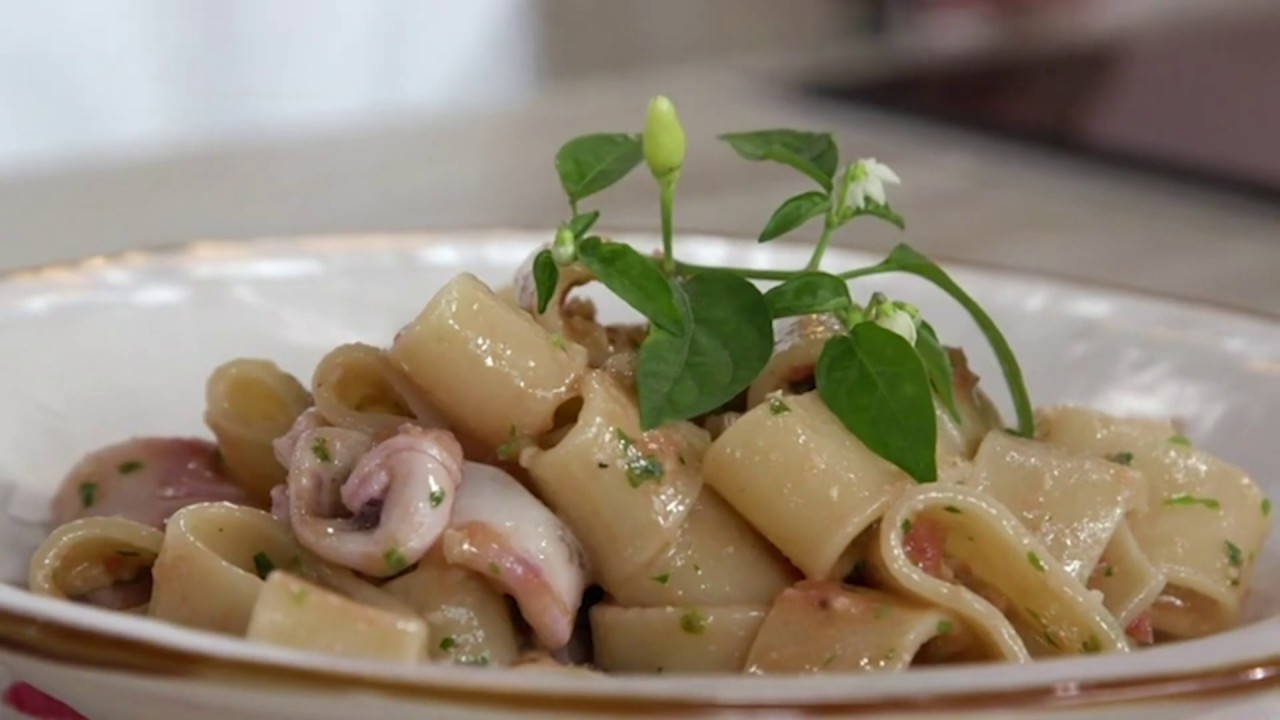 Ricette all'italiana: Pasta con calamari e pesto alla siciliana - YouTube