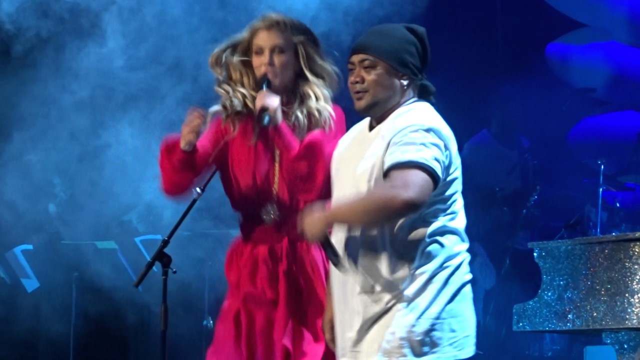 Delta Goodrem- Enough live Sydney 28/10/16 - YouTube